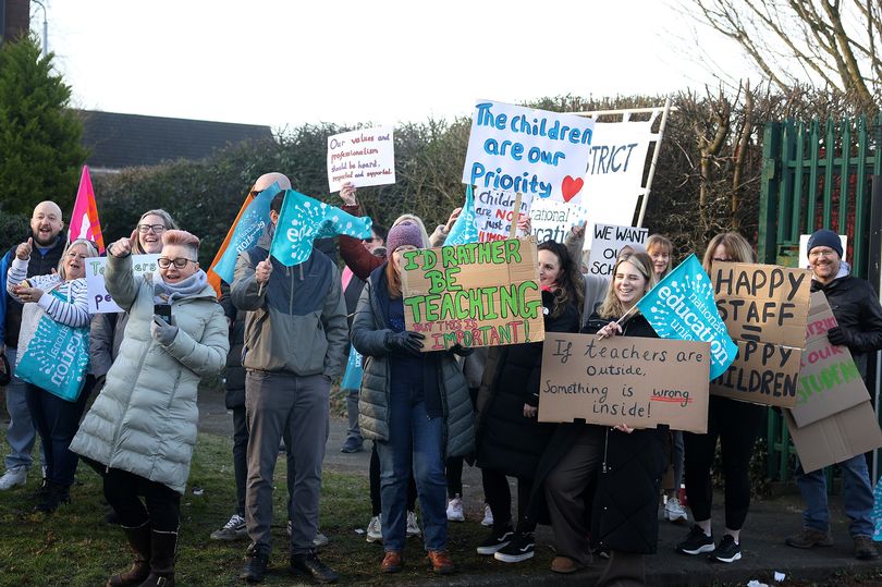School strike suspended but threat of three-day action next week looms
