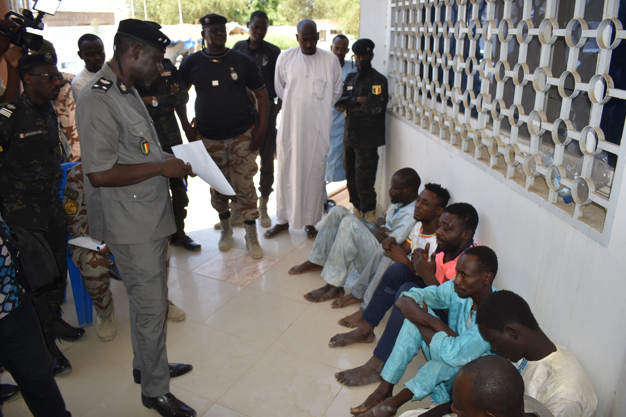 Tchad : 13 présumés braqueurs présentés à la presse avec leurs butins