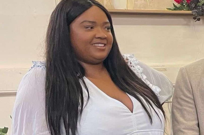 Woman so transformed by 13 stone weight loss that family do not notice ...