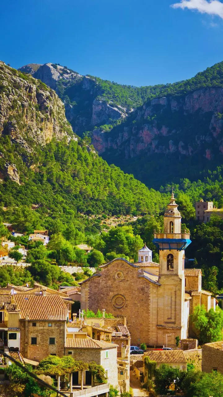 12 Bundt Cakes That Start Simple and End in Sweet Perfection