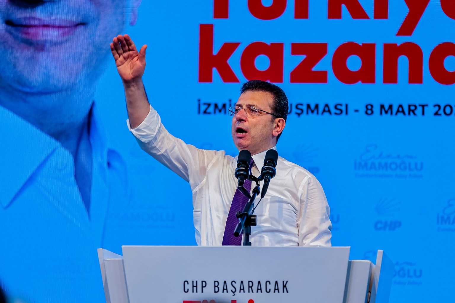 Polityczny wstrząs w Turcji. Lira szoruje po dnie, rykoszetem dostał złoty