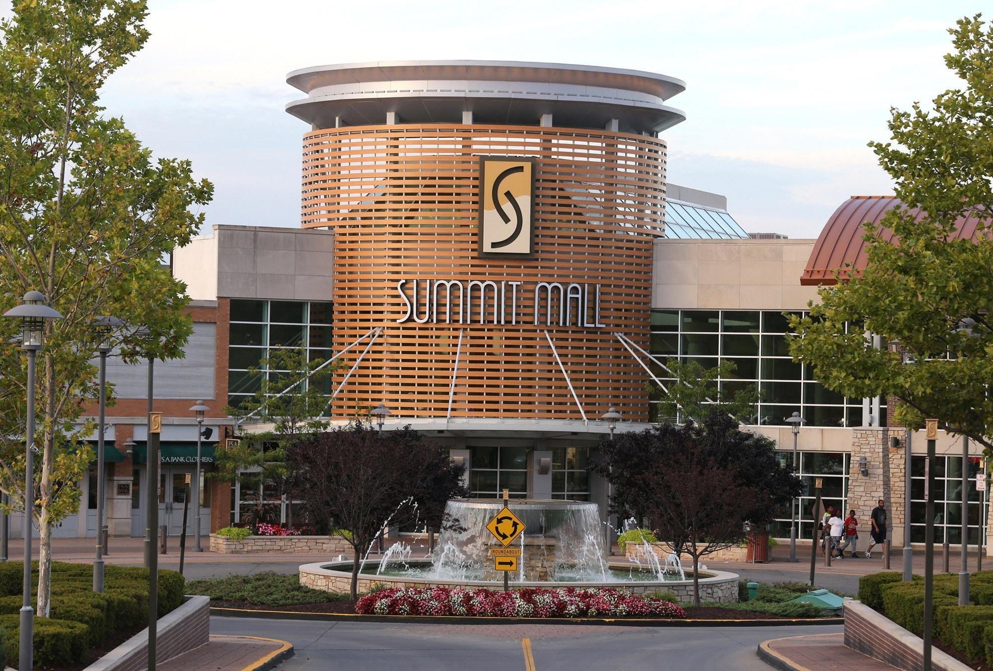 Smile and say carrots: Find out when the Easter Bunny is coming to Summit Mall 🐰🥕