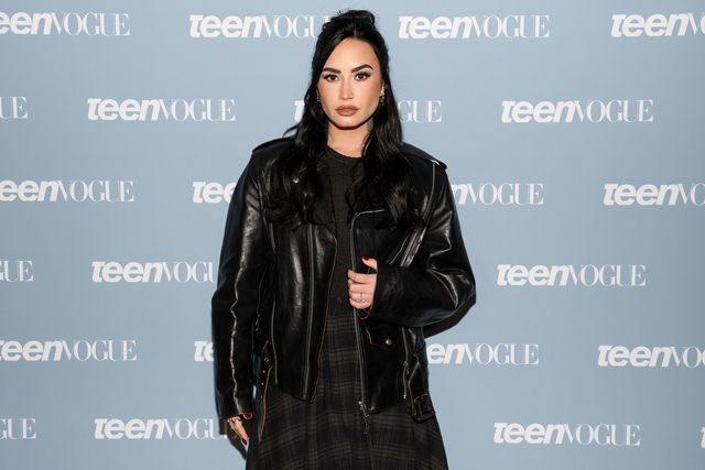 Watch Demi Lovato recreate iconic “Camp Rock” 'Dis-knees' pose multiple ...