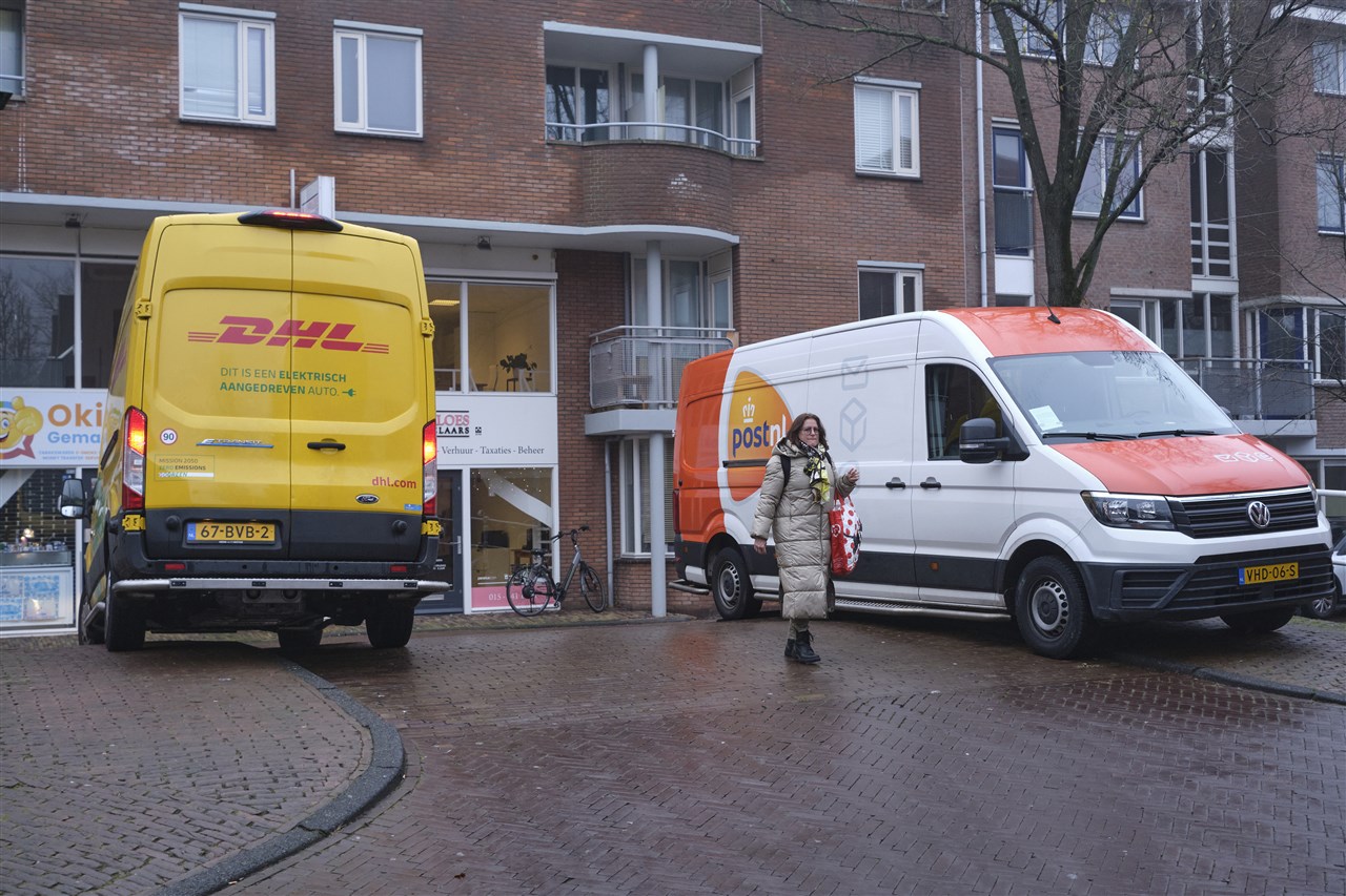 DHL mag niet op de stoep parkeren, PostNL wel: minister krijgt gelijk van rechter