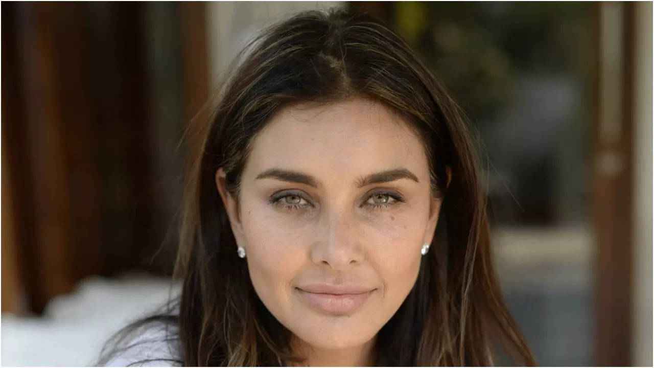 Lisa Ray criticizes airline for denying medical waiver to her 92-year ...