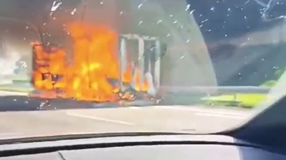 A4, tir in fiamme all'altezza di Ospitaletto