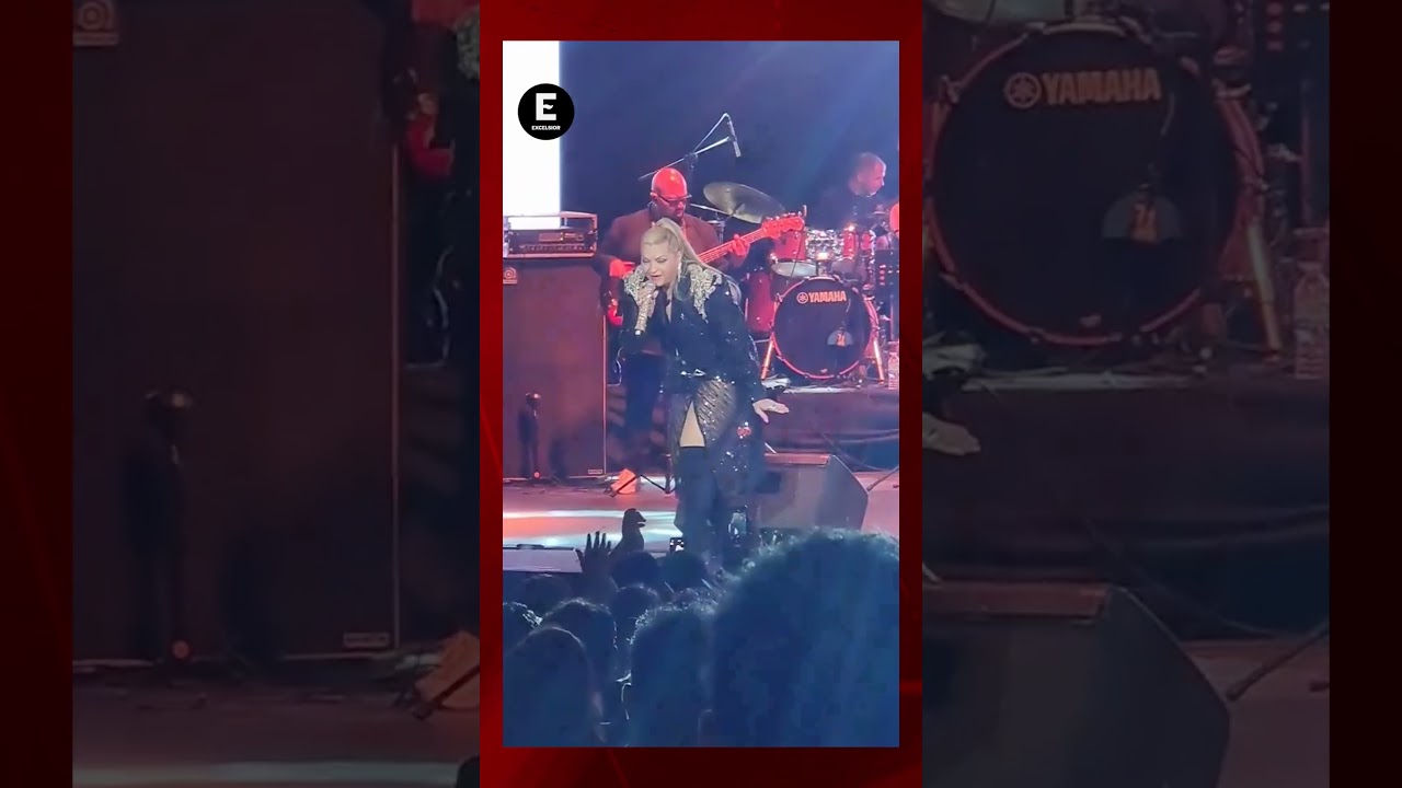 Rocío Banquells sufre caída en concierto y sigue cantando