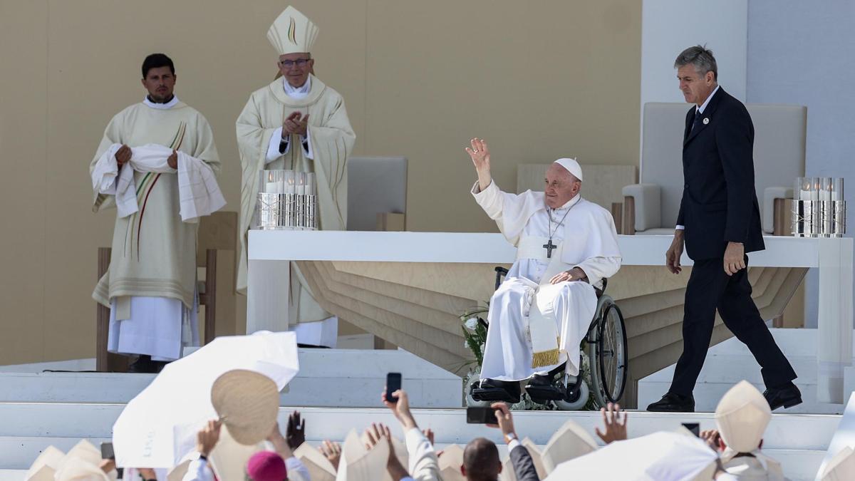 El Papa reta a los jóvenes desde el hospital: «El mundo os llena de ...