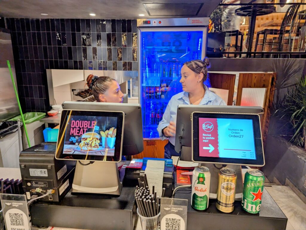 Burger54 reabre su sucursal en Devoto con un diseño renovado y una experiencia mejorada
