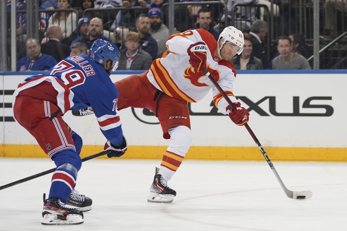 À l'aise, Jonathan Huberdeau produit davantage avec les Flames