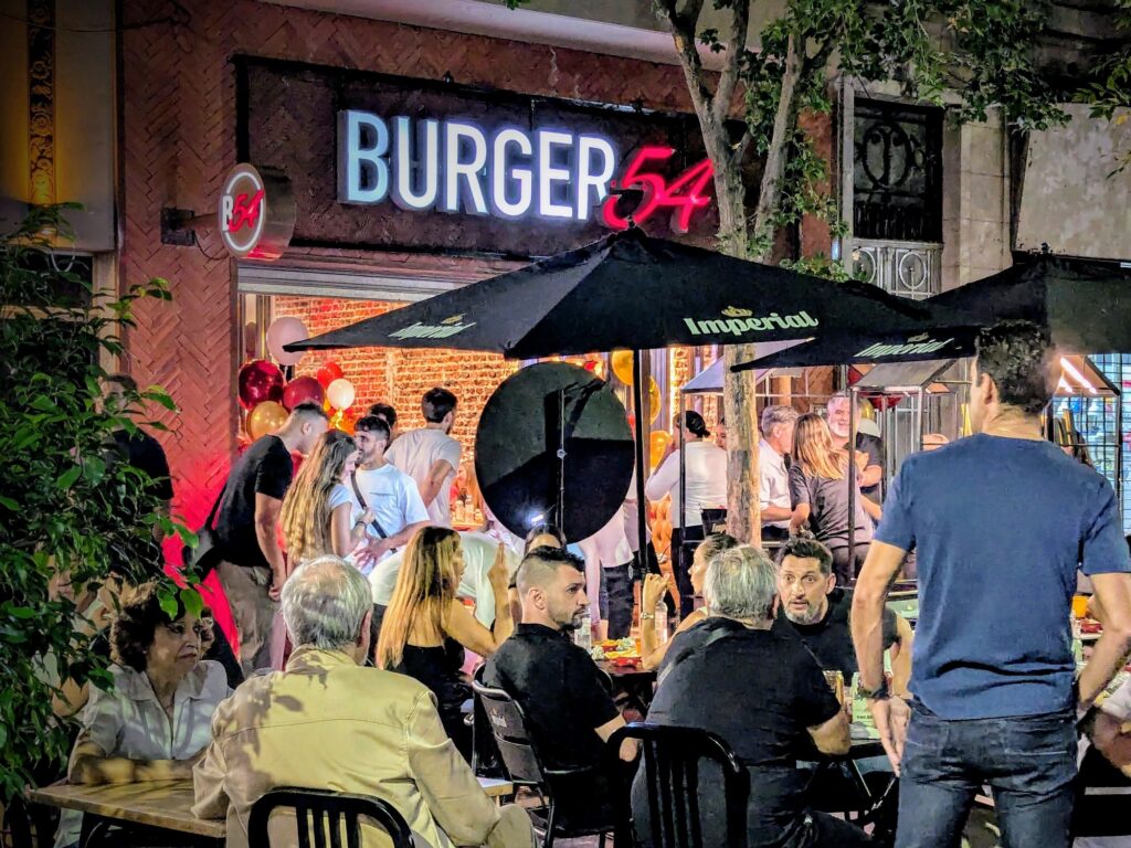 Burger54 reabre su sucursal en Devoto con un diseño renovado y una experiencia mejorada