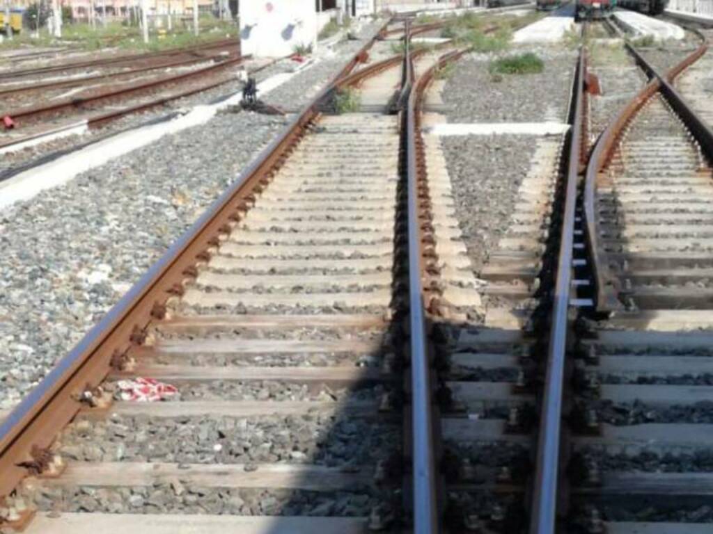 Giovane trovato morto sui binari a Riva Trigoso, disagi alla ...