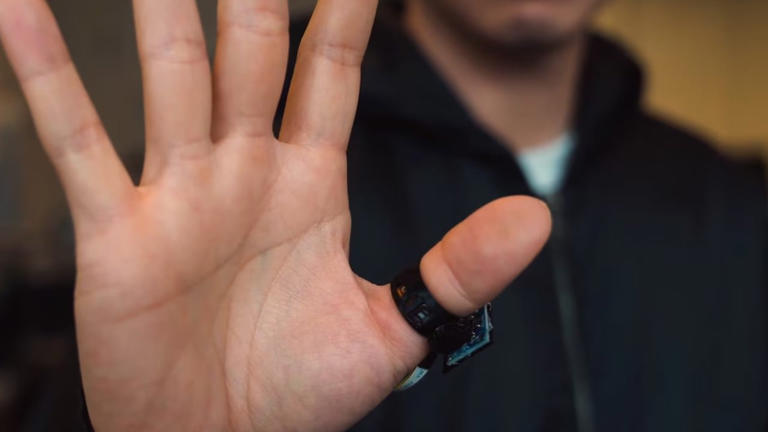 Así funciona el nuevo anillo, impulsado por la IA, que traduce el ...