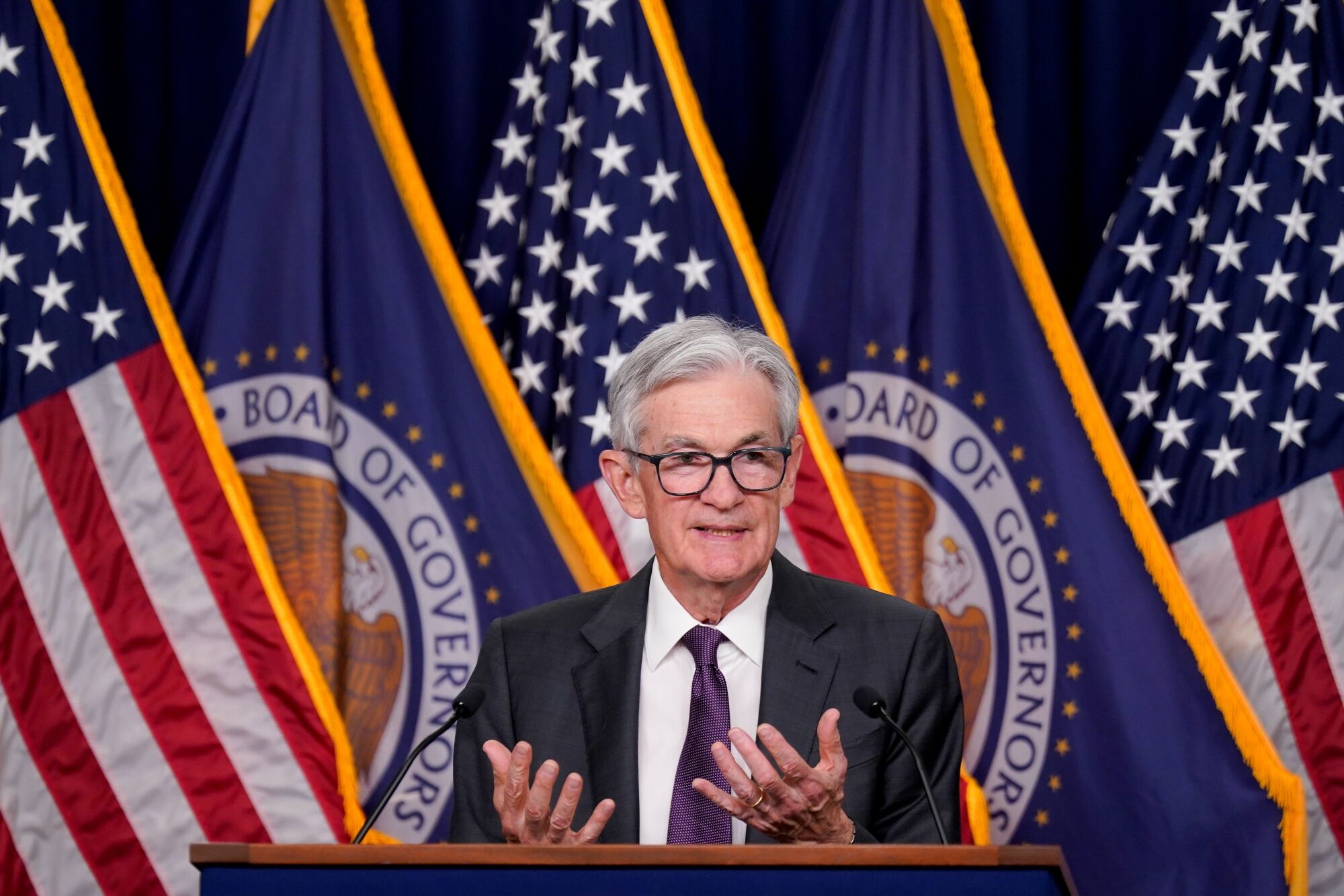 Powell Revives ‘Transitory’ With Remarks on Tariff Inflation