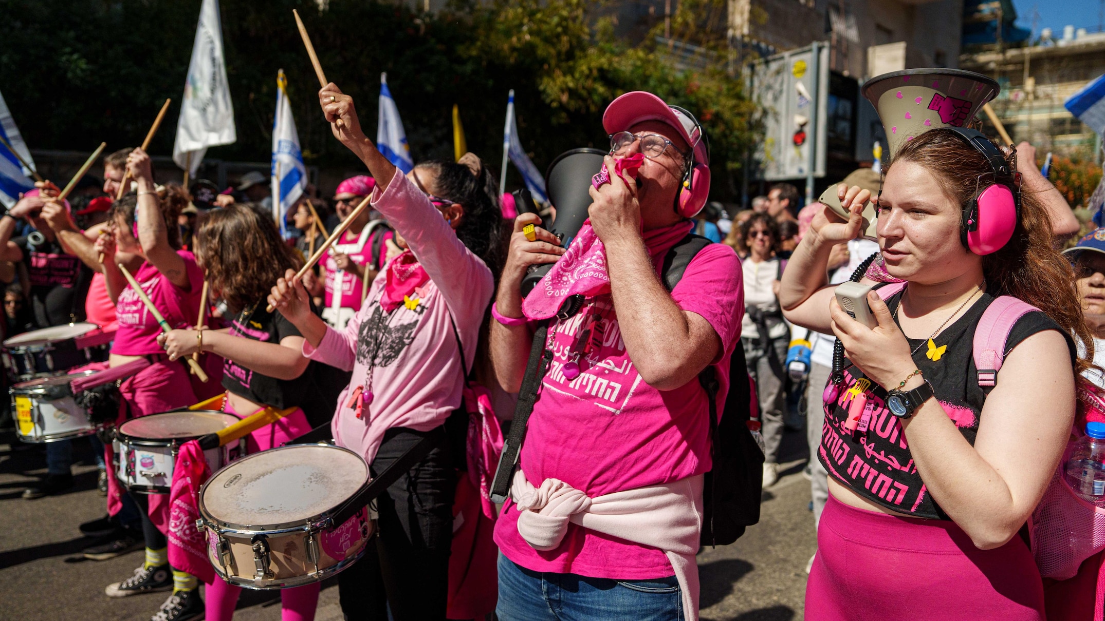 Thousands march on Netanyahu's home to demand he quit over continued ...