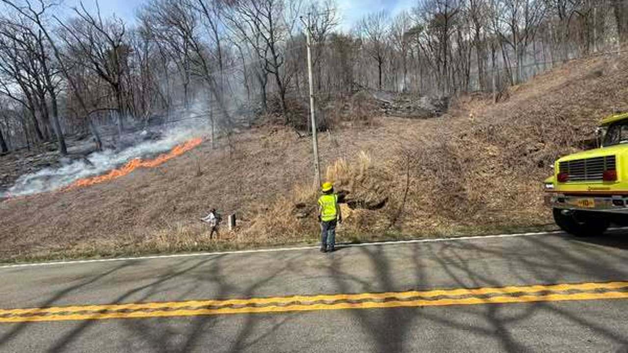 Firefighters battle wildfire in North Georgia amid Red Flag Warning