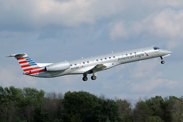 American Eagle Embraer ERJ-145 Returns To Service After Diverting To ...