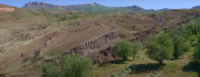 Unos investigadores encontraron un montón de tierra en forma de barco ...