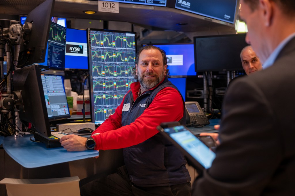 Dow jumps nearly 400 points after Fed signals rate cuts still on table