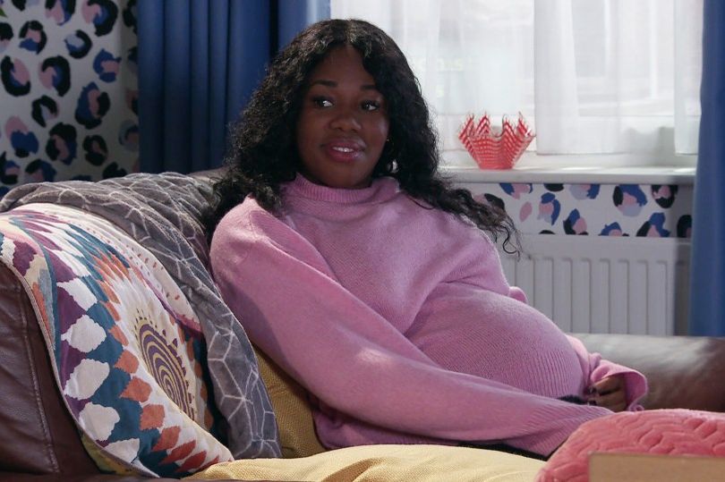 Coronation Street 'reveals' who Dee-Dee gives baby to on cobbles - and ...