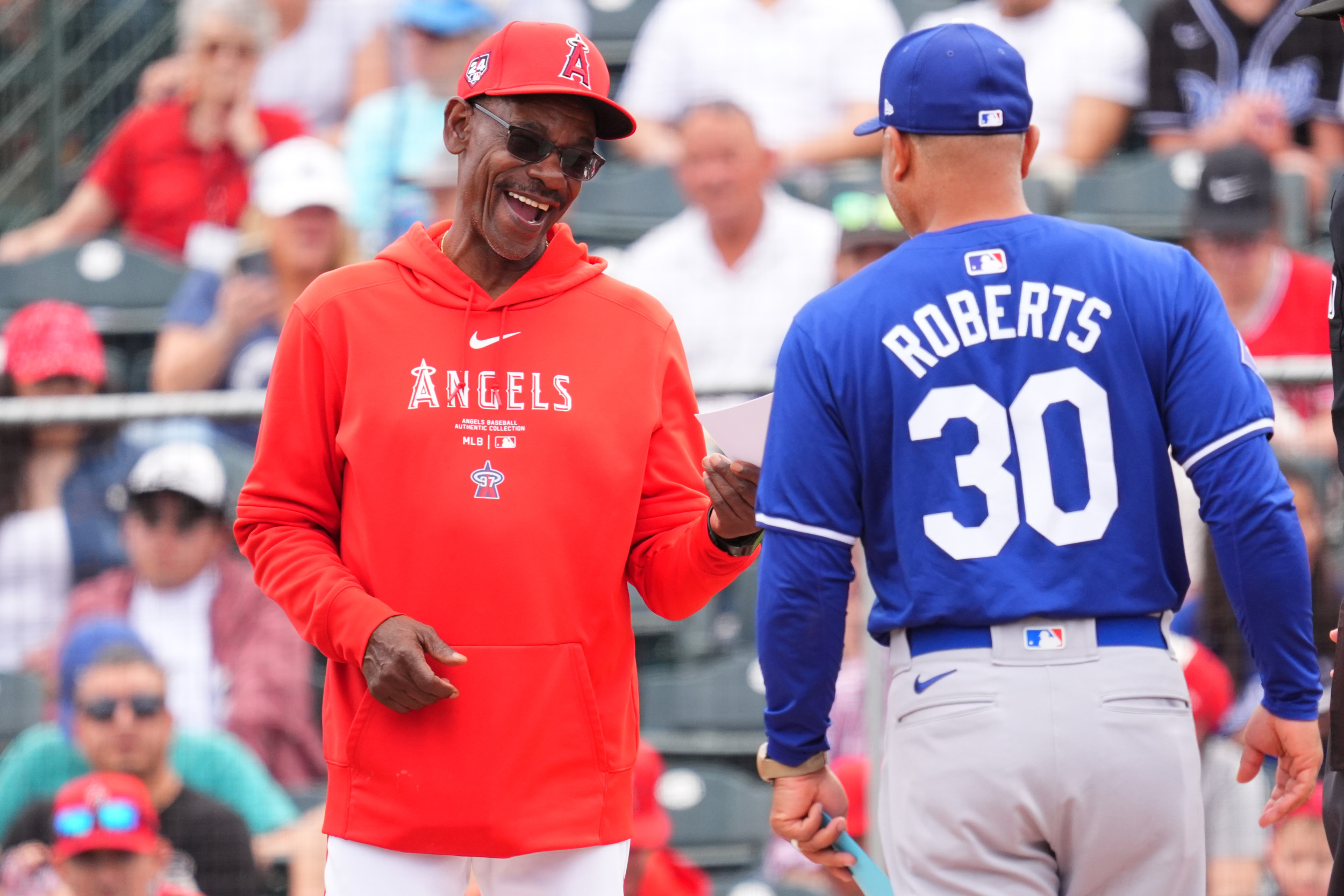 Oldest Manager in MLB Bans Players From Using Cell Phones