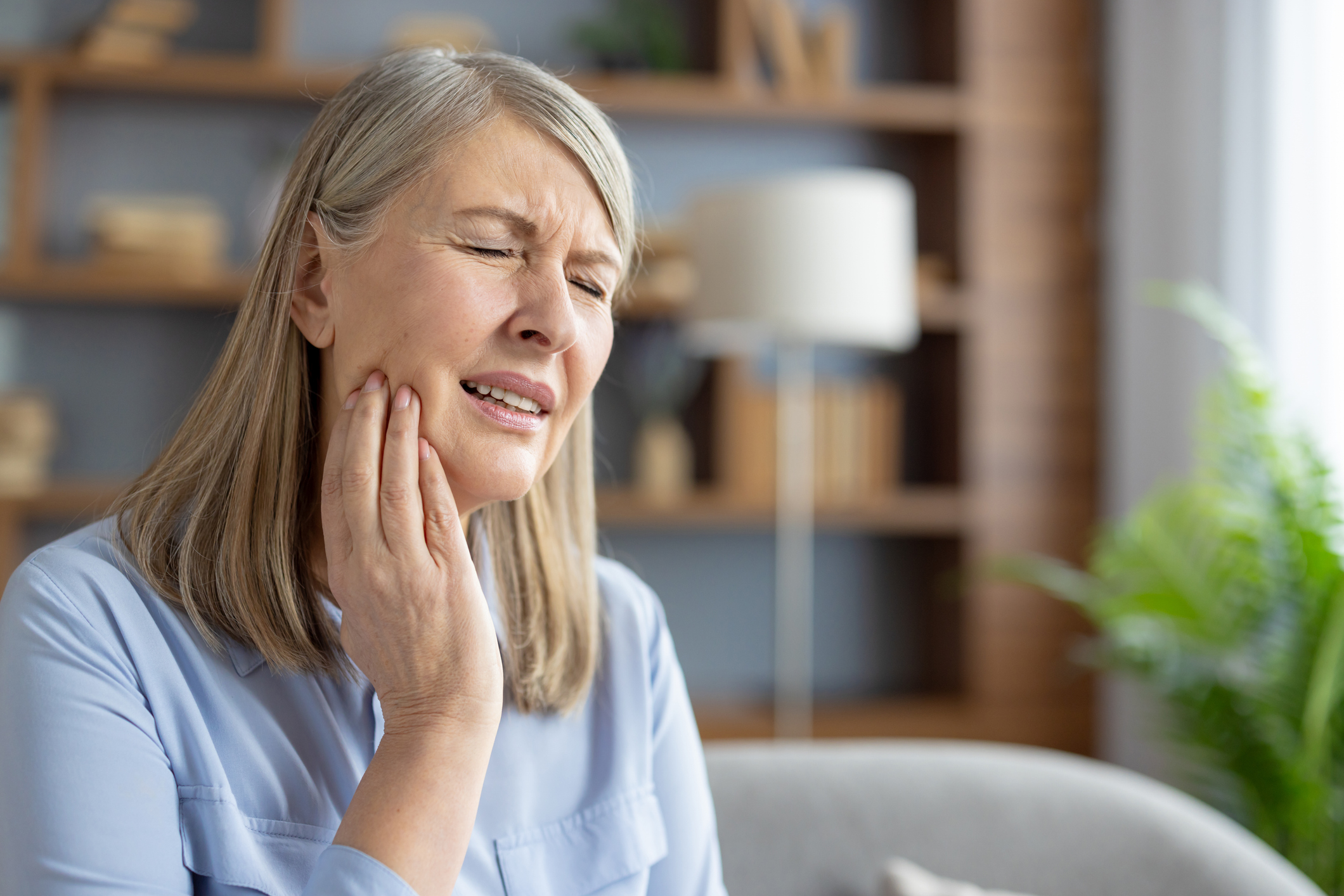 Jaw Pain? Common Triggers + the Warning Signs You Should Visit the ER