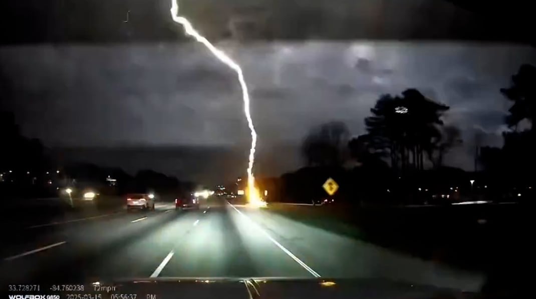 VIDEO: Poderoso rayo casi alcanza un coche en movimiento en EE.UU.