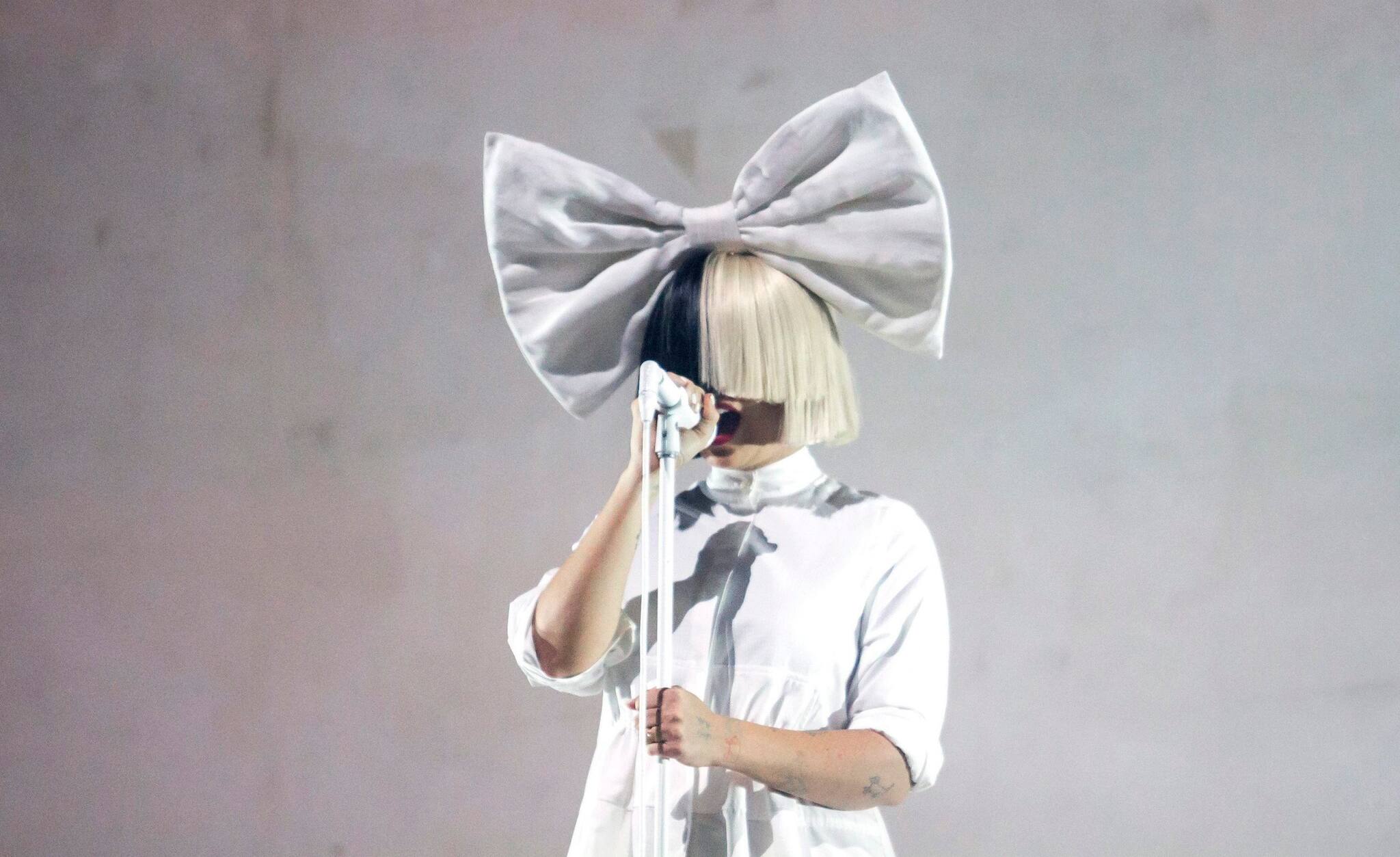 Sia reicht Scheidung ein und ist heimlich Mutter geworden