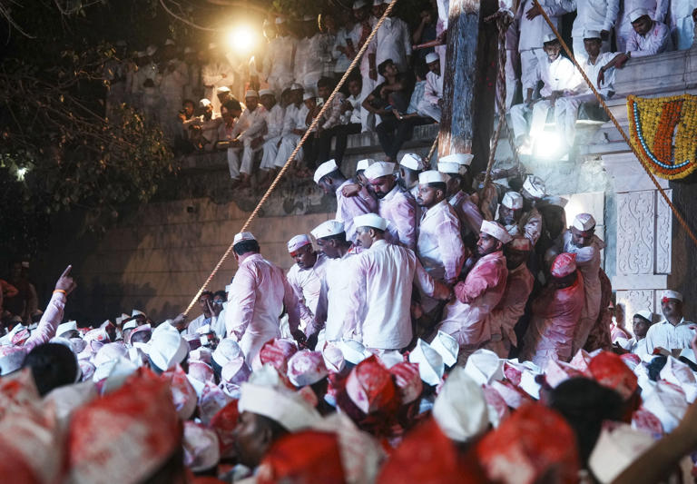 Thousands take part in traditional Bagad Yatra in Maharashtra on Rang ...