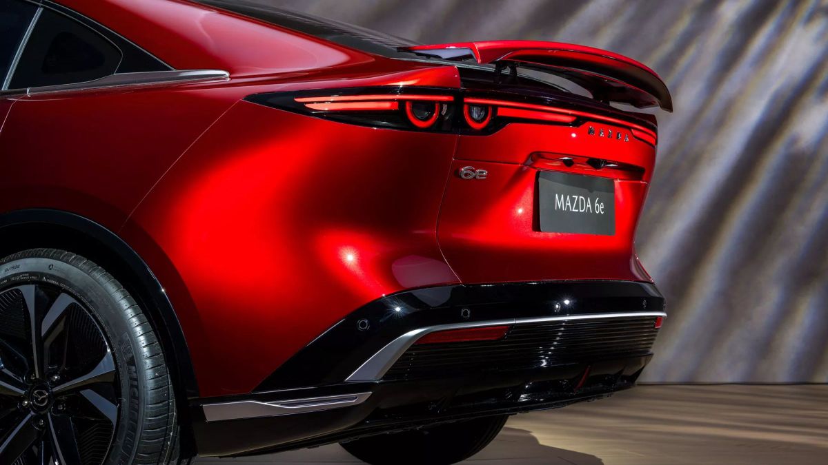 Mazda gira al coche eléctrico y presenta una berlina con capacidades ...