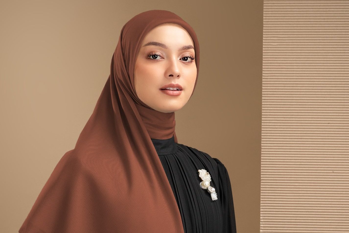 5 Rekomendasi Jenis Bahan Hijab Segi Empat yang Nyaman dan Stylish