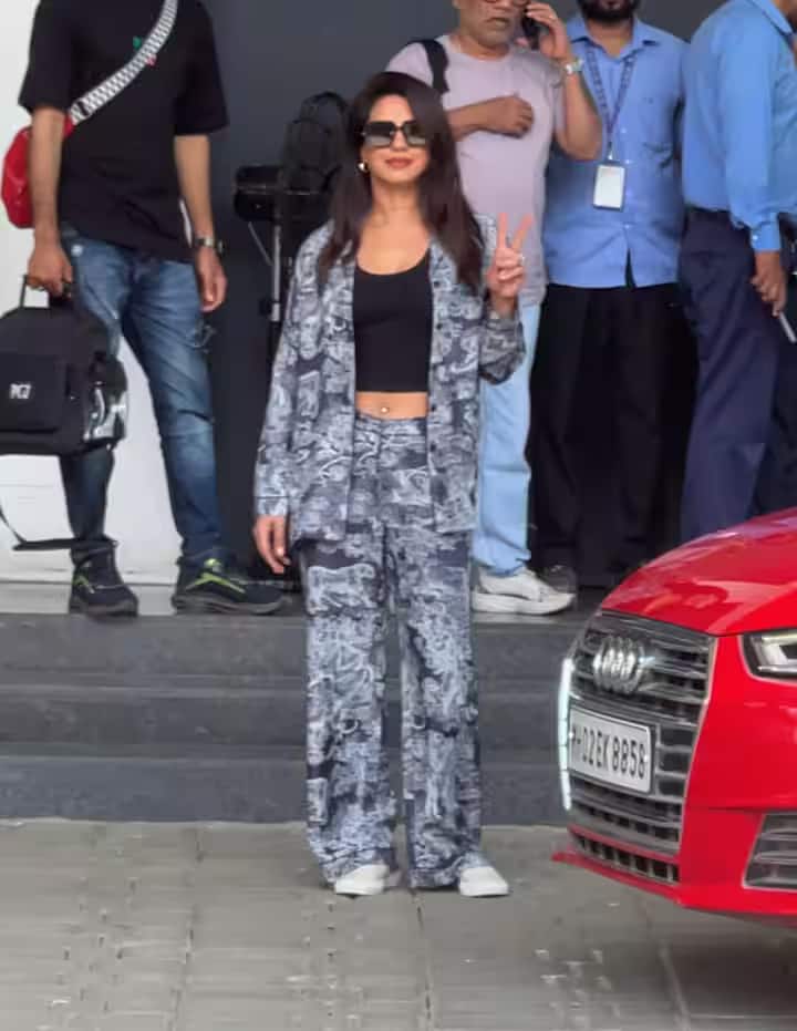 (PHOTOS) Priyanka Chopra spotted at Mumbai airport, flaunts stunning ...
