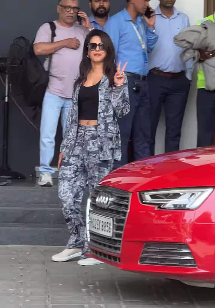 (PHOTOS) Priyanka Chopra spotted at Mumbai airport, flaunts stunning ...