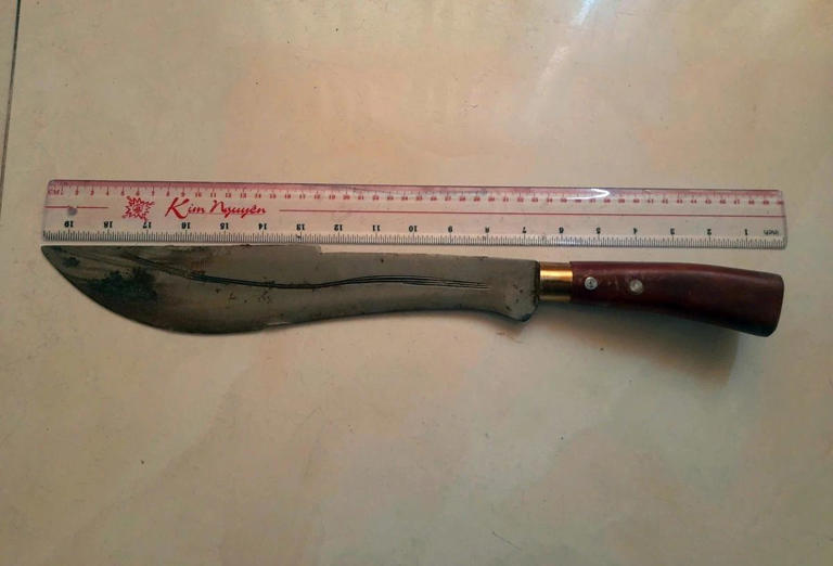 Bắt khẩn cấp đối tượng chém người, đập vỡ bảng hiệu của công an thị trấn