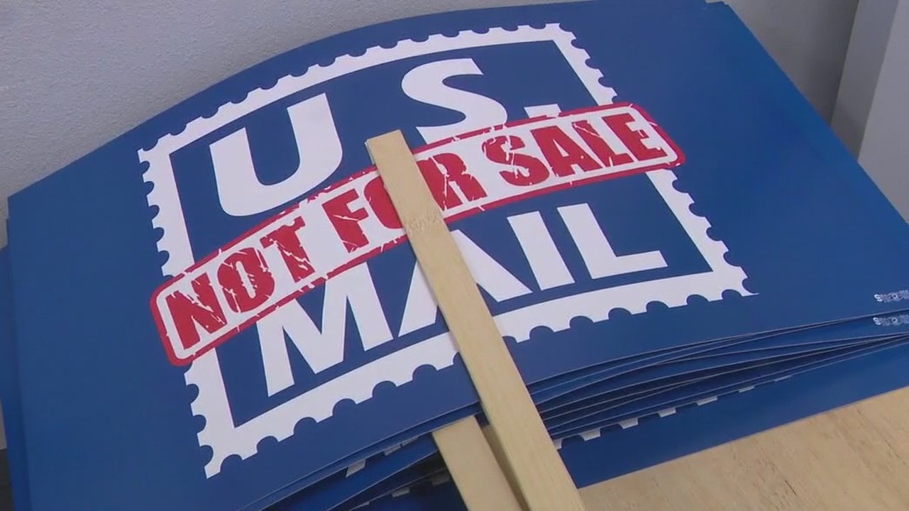 USPS workers protest privatization