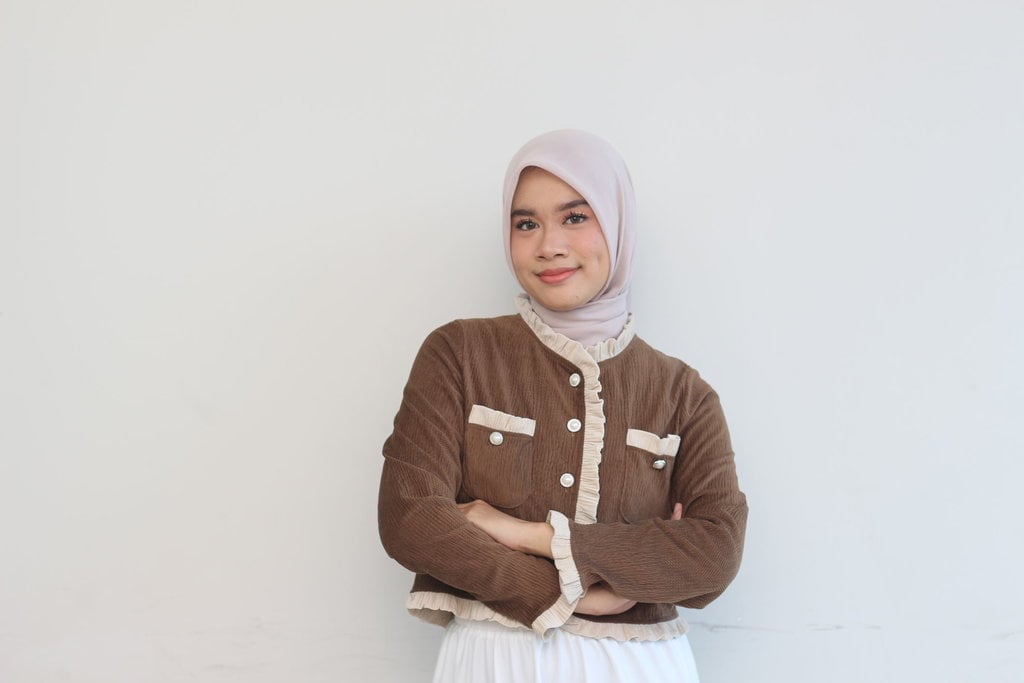 8 Inspirasi Outfit Earth Tone Kasual & Stylish Kekinian