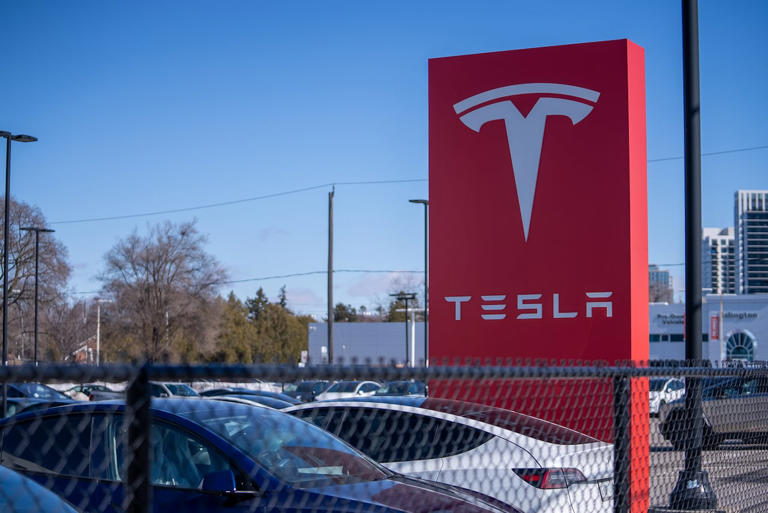 Should Canada ease its 100% tariff on electric vehicles from China amid ...