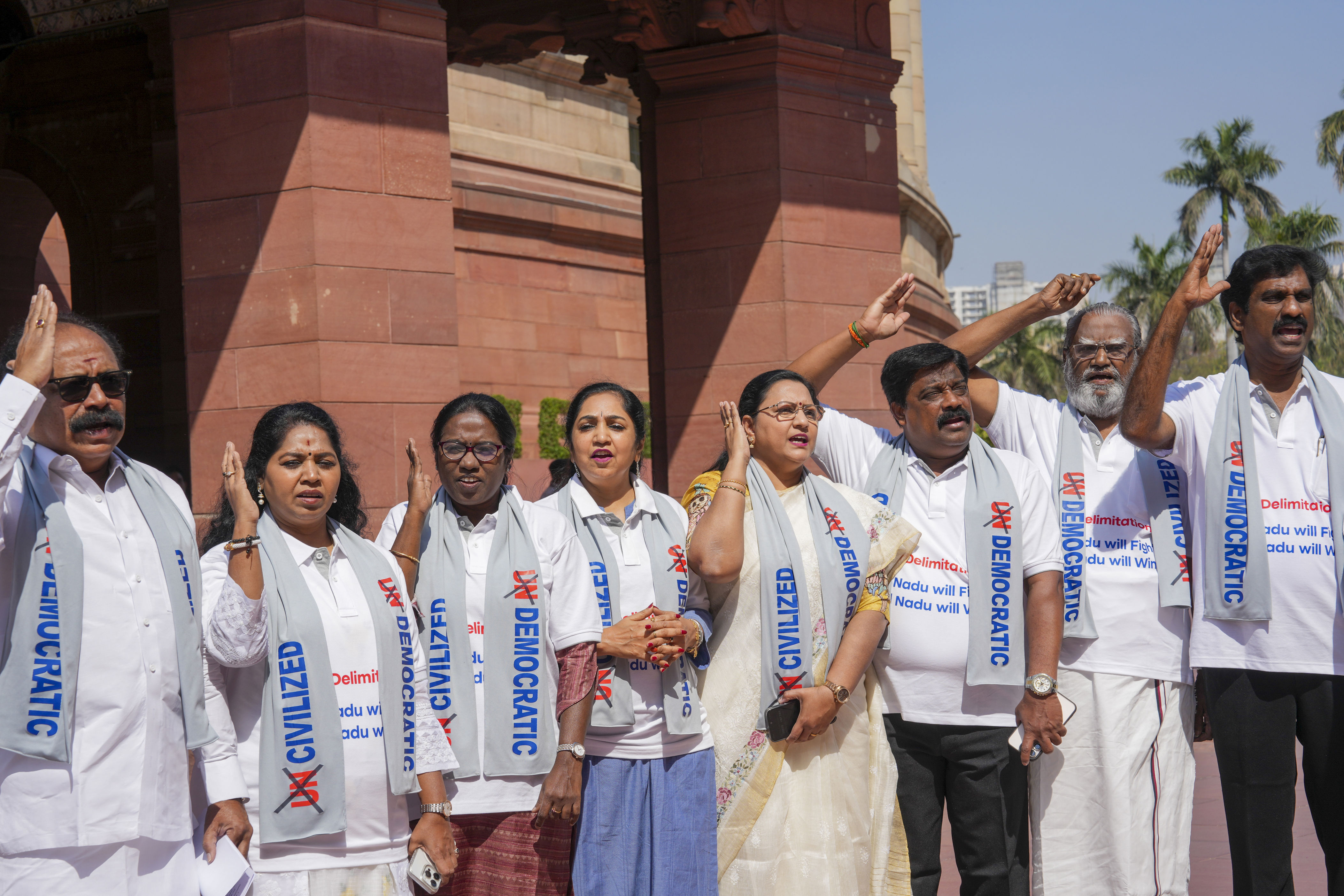 Opposition MPs rally behind DMK, say Parliament has no dress code