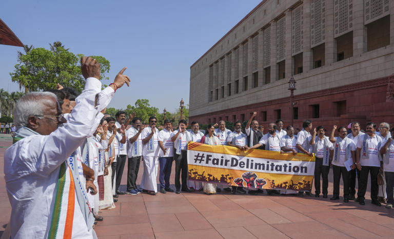 Opposition MPs rally behind DMK, say Parliament has no dress code