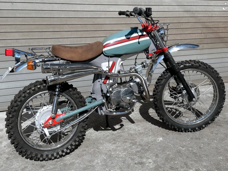 Un'icona reinventata: la Honda CD50 Benly diventa una scrambler senza tempo