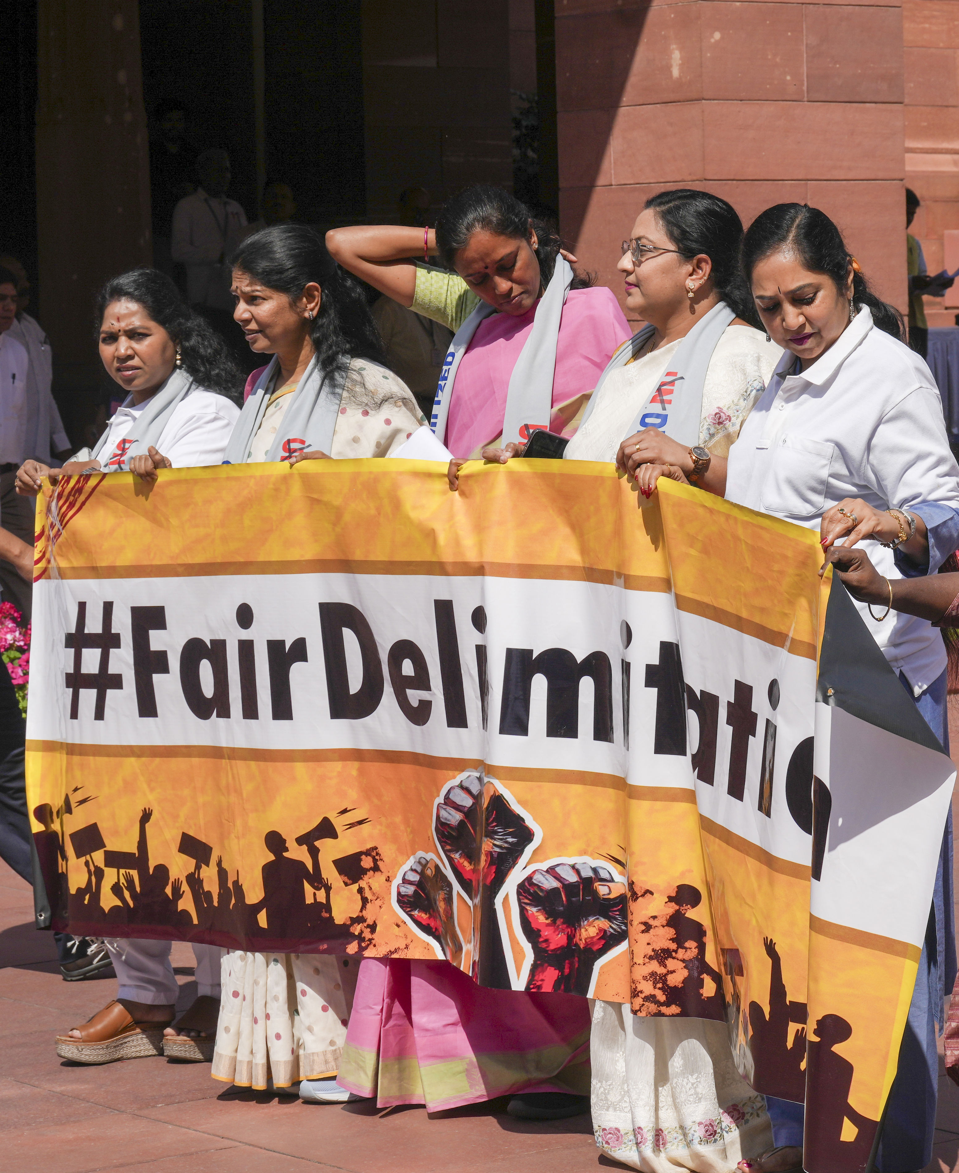 Opposition MPs rally behind DMK, say Parliament has no dress code