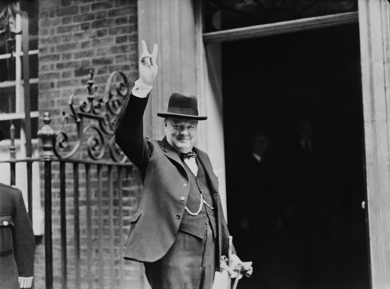25 living descendants of historical figures
