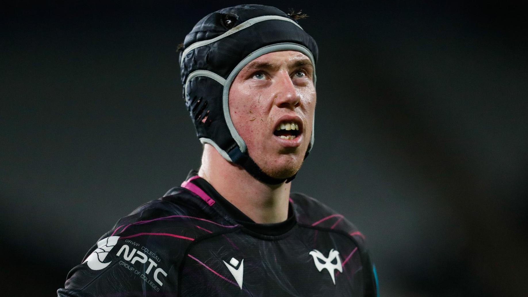 Wales lock Beard to make Ospreys return