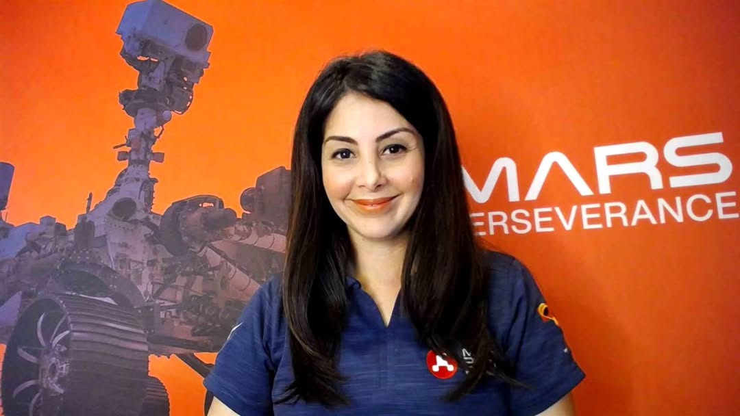 Mulher chega aos EUA sem falar inglês, trabalha como faxineira e se torna engenheira da NASA