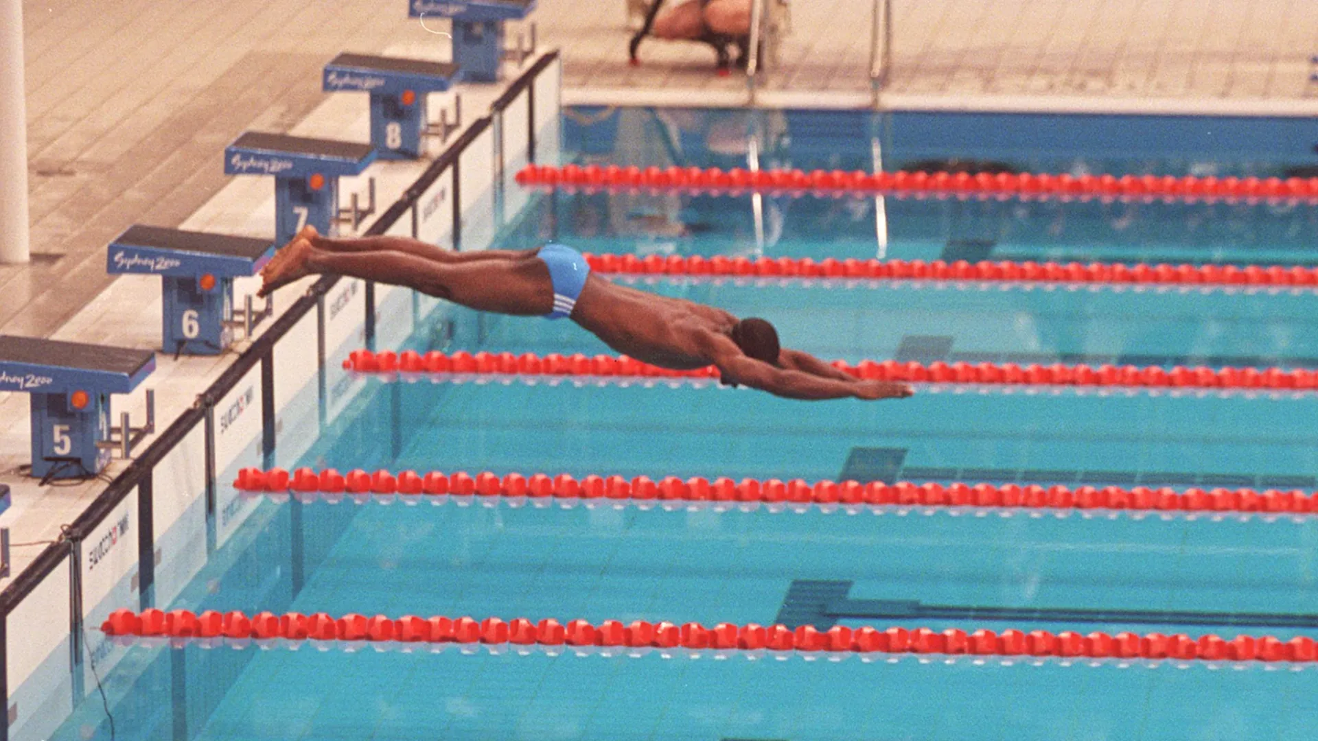 Il nage seul et établit un record de lenteur : les photos