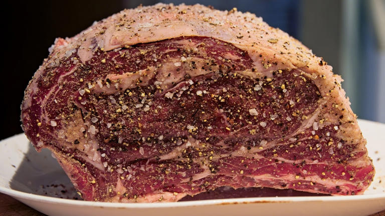 Here's Exactly When To Add Dry Rub To Prime Rib For The Best Flavor
