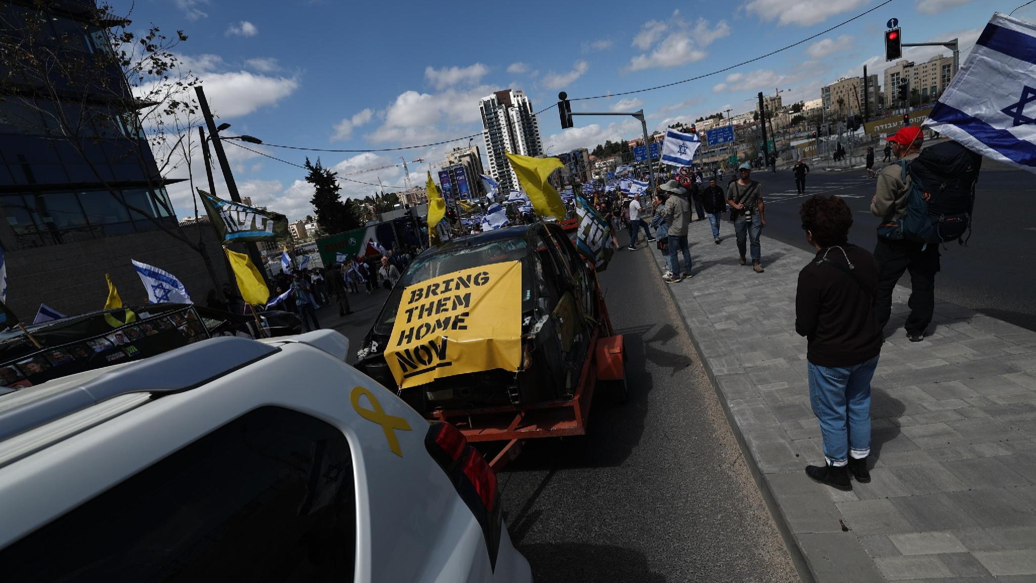 Gaza, palestinesi in fuga dopo l'avvio di una nuova operazione di ...