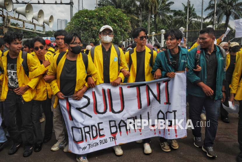 Berhasil Jebol Pagar DPR, Pendemo Coba Merangsek ke Gedung