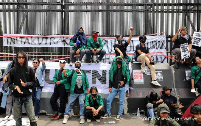 Massa Demo Tolak RUU TNI Masuk ke Halaman Gedung DPR RI Usai Jebol Pagar