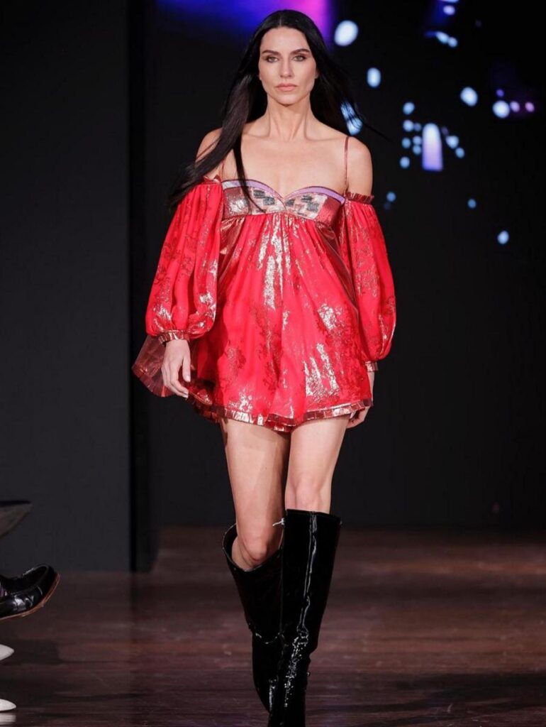 Silvia Kal conquista la moda en Milán: así fue su desfile con Custo ...